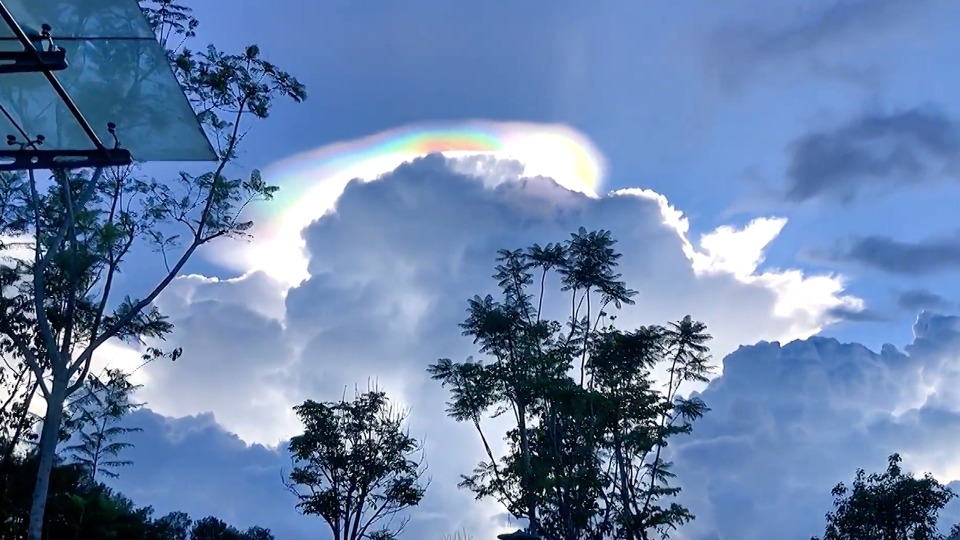 Locals Stunned by Multi-Coloured Cloud | WeatherBug