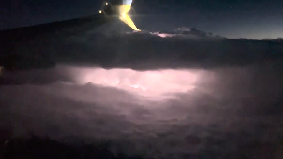 Lightning Provides Inflight Entertainment | WeatherBug