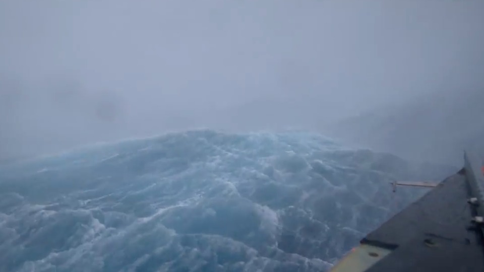 Waves Thrash as Hurricane Fiona Heads for Bermuda | WeatherBug