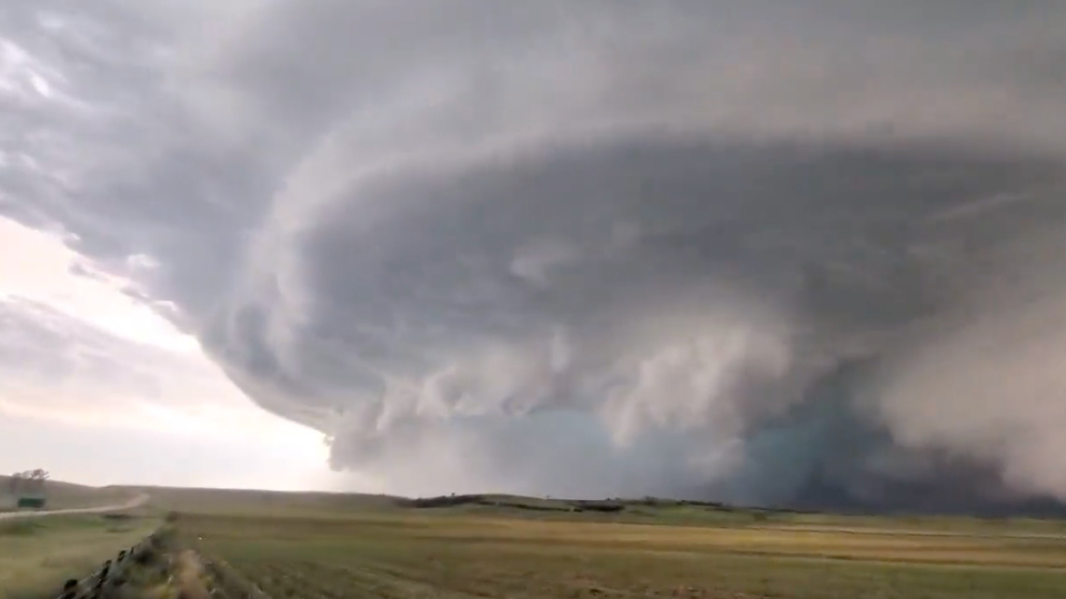 Colossal Supercell Forms in Central Nebraska | WeatherBug