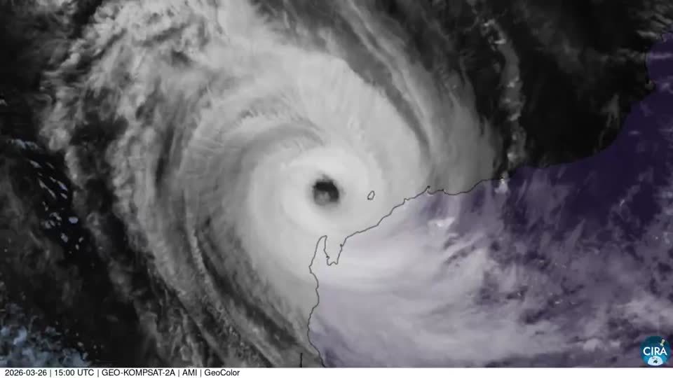Cyclone Narelle Making Landfall in Australia | WeatherBug